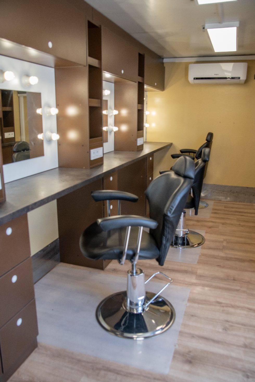 6 positions makeup truck | ORIGO Rentals